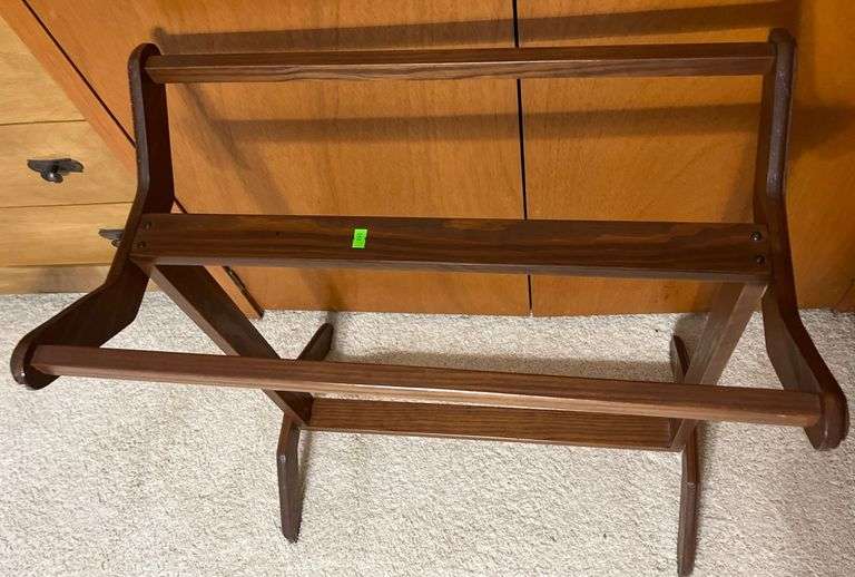 Wood Quilt Rack with Two Horizontal Rails and Curved Legs - Metzger ...
