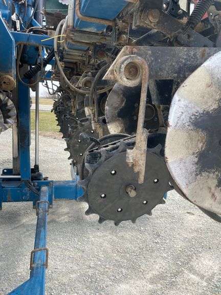 Kinze 2500 Planter, Hydraulic Fold - Metzger Property Services, LLC
