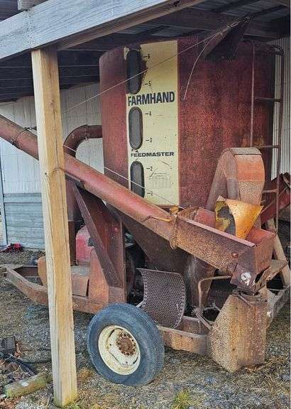 Farmhand 810 feed grinder, one of the drive chains needs replaced. Load ...
