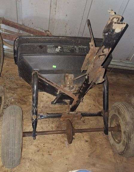 Pull-Type Lawn Spreader with Metal Frame and Pneumatic Wheels - Metzger ...