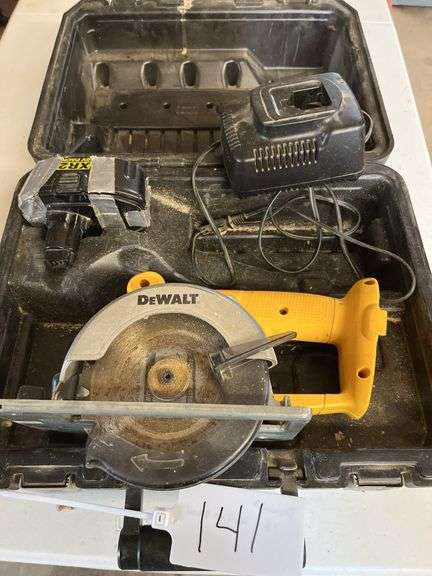 DeWalt 18v 5 3/8” trim saw, w/charger and case, battery (not charging ...