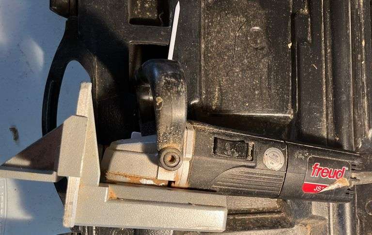 Freud 4” joiner machine model JS100A, plugged in and powered on - PICK ...