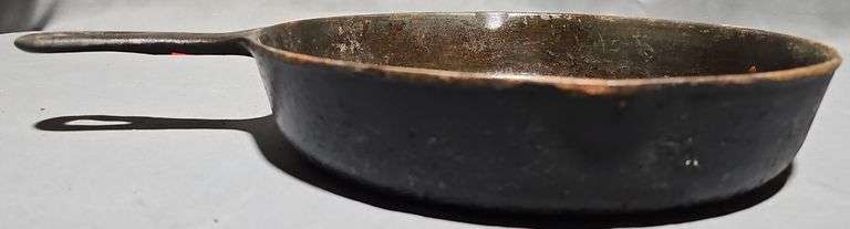 Unmarked cast iron skillet 10.5” - Metzger Property Services, LLC