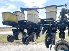 Kinze 2500 Planter, Hydraulic Fold - Metzger Property Services, LLC