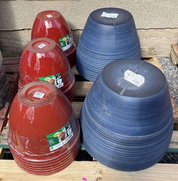 Vigoro Plastic Planters inc. 18 red and 2 blue - Metzger Property ...