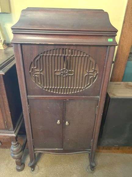 Brunswick Phonograph Model 109 Console with Carved Front Panel ...