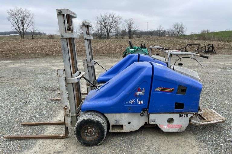 Ride-On Hydraulic Lift Jockey with Tilting Mast (Stone LJS2000 ...