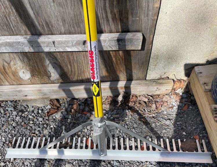 Kraft Tool Co. ‘Classic’ Fiberglass Handle Rake with Aluminum Head ...