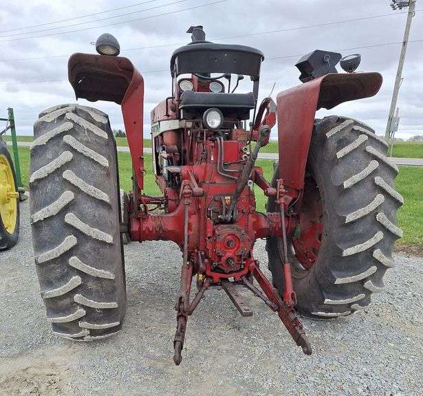 IH 806 diesel tractor 3pt, hub mounts, rear wheel wts. - Metzger ...