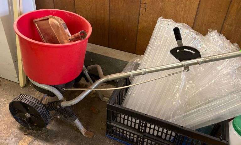 EarthWay EV-N-SPRED Fertilizer Spreader with Plastic Hopper and Metal ...