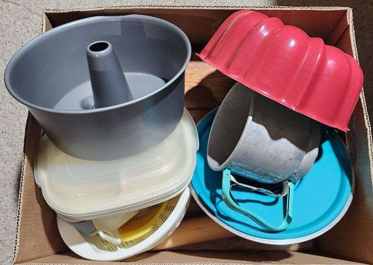 Kitchenware Set with Mixing Bowls, Funnel, Molds and Cutting Board ...
