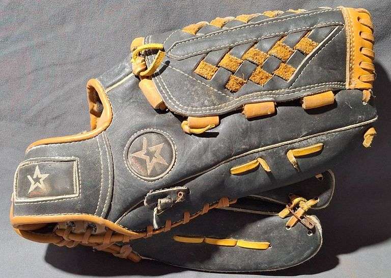 Royale Baseball Glove with Star Logo and Leather Detailing - Metzger ...