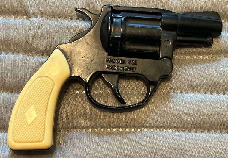 Model V22 ‘Volcanic 22’ Blank-Firing 6-Shot Revolver, Made in Italy ...