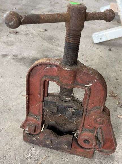 Dunlap 1-H Pipe Vise with Adjustable Jaws - Metzger Property Services, LLC
