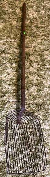 Metal Potato Shovel with Wire Tine Head and Wood Handle - Metzger ...