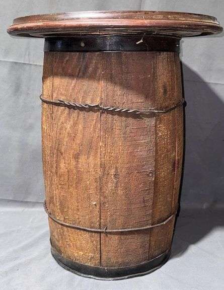 Barrel-Form Table with Circular Top and Metal Details - Metzger ...