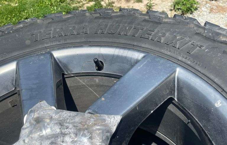4 - Ford Terra Hunter X/T 33x12.50R20LT Tires & Rims - Metzger Property ...