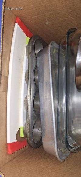 Kitchenware with Metal Colander, Baking Pans and Glass Dishes - Metzger ...