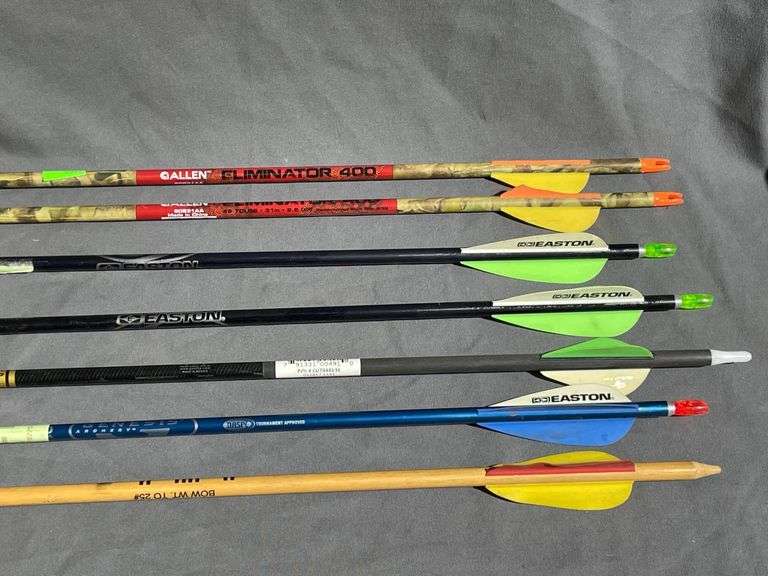 17 Mixed Archery Arrows with Various Shafts and Fletchings - Metzger ...