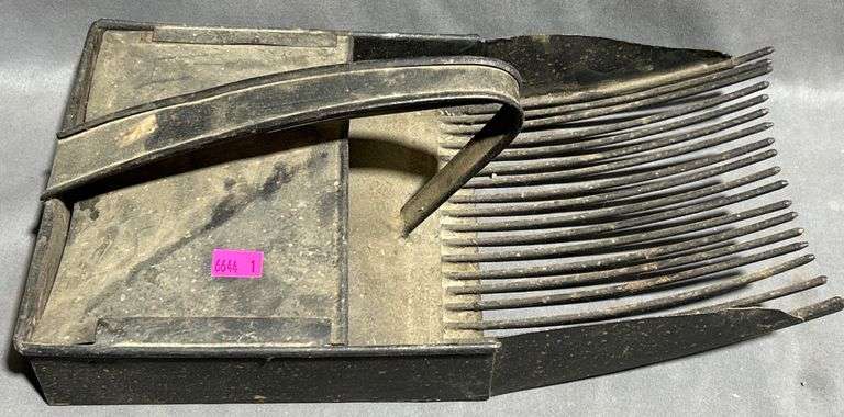 Metal Berry Picker with Curved Handle and Tine Design - Metzger ...