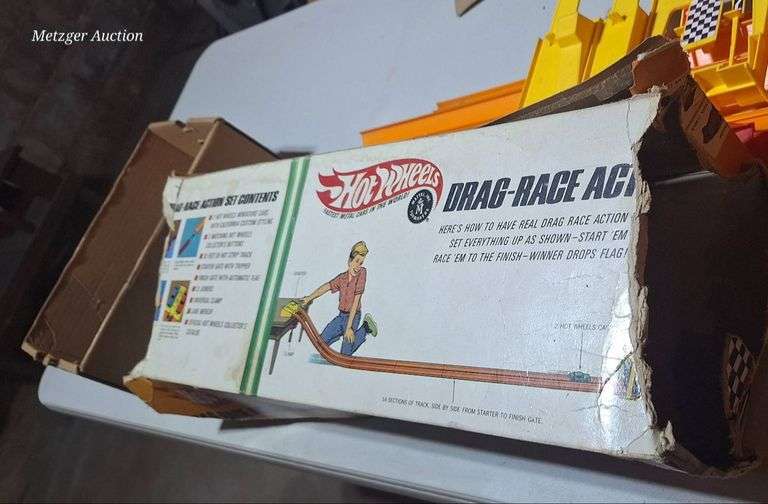 Hot Wheels Drag Race Action Set with Cars, Track, and Packaging ...