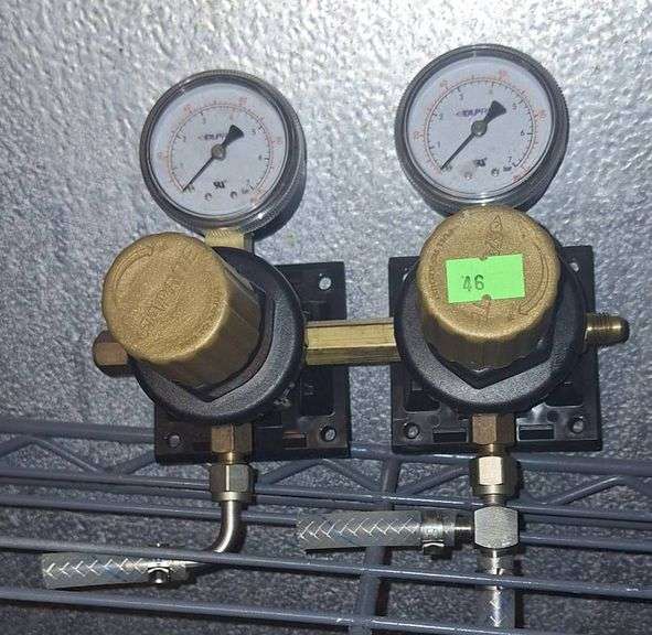 Dual Gas Pressure Regulators with Gauges and Mounting Plates - PICK UP ...