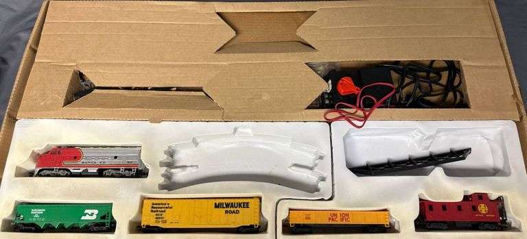 Bachmann HO Scale Santa Fe Tornado Electric Train Set with 85 Pieces ...