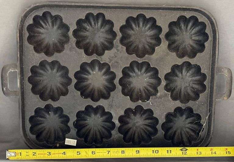 Cast Iron Baking Mold with 12 Flower-Shaped Cups and Handles - Metzger ...