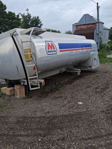 Bulk delivery fuel tank bed, has 4 -600 gallon compartments has reels ...