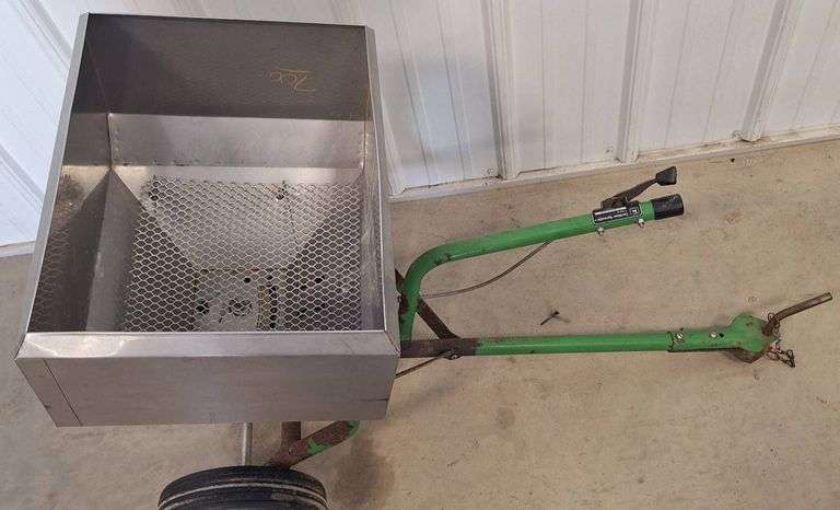 John Deere SS Fertilizer Spreader with Metal Hopper and Wood Lid ...