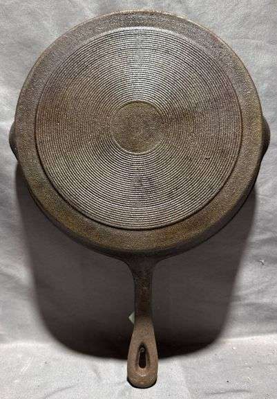 (2) Cast Iron Frying Pans with Pour Spouts, 10-Inch - Metzger Property ...