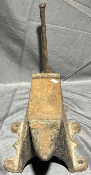 Metal Bench Vise with Integrated Anvil and Screw Mechanism - Metzger ...