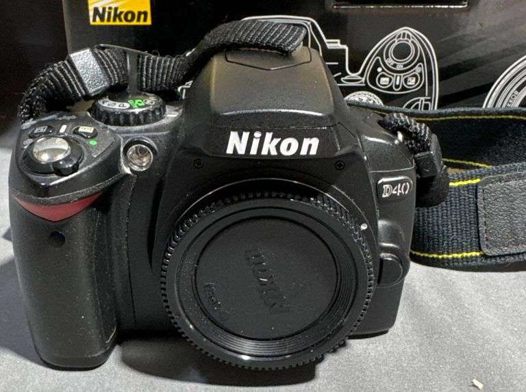 Nikon D40 Digital Camera Kit with 18-55mm Lens and SB-700 Speedlight ...