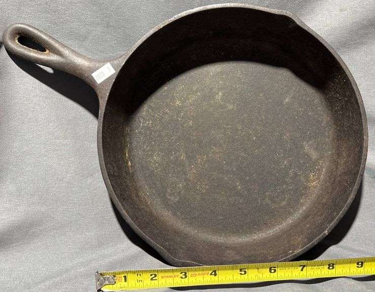 Cast Iron Skillet with Pour Spouts and Loop Handle - Metzger Property ...