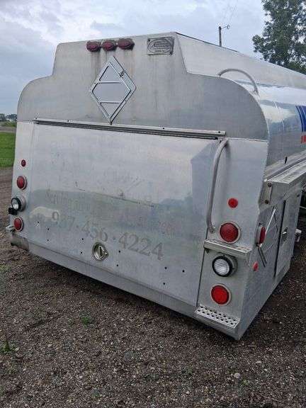Bulk delivery fuel tank bed, has 4 -600 gallon compartments has reels ...