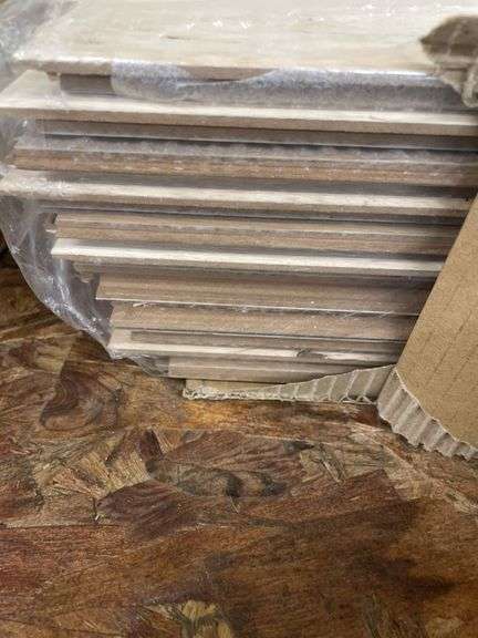 Click Lock Engineered Pine Hardwood Flooring 16”x48” (Unknown Amount ...