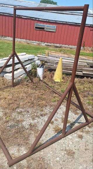Pipe Metal Freestanding Frame with Reinforced Supports - Metzger ...