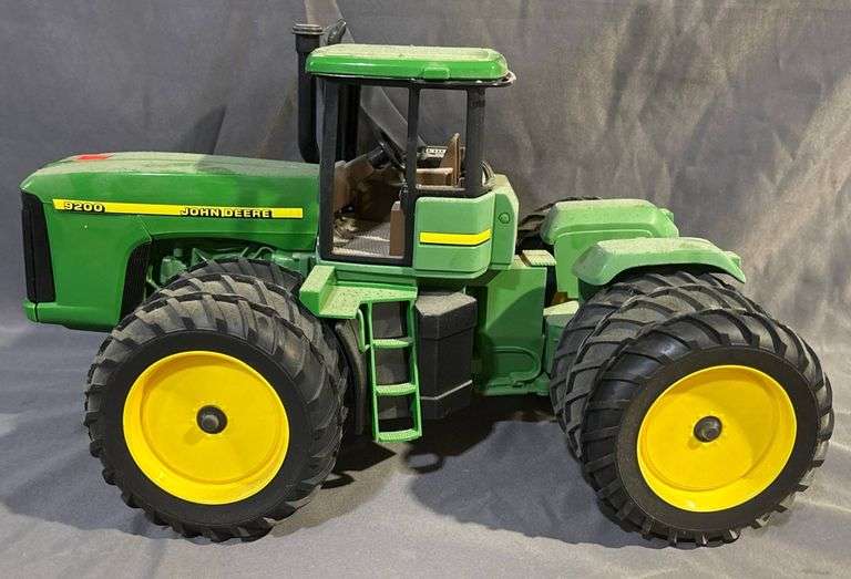 John Deere 9200 4WD Tractor with Triple Tires by Ertl, 1/16 Scale ...