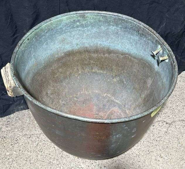 Large Copper Cauldron With Wood Handle (one handle missing) - Metzger ...