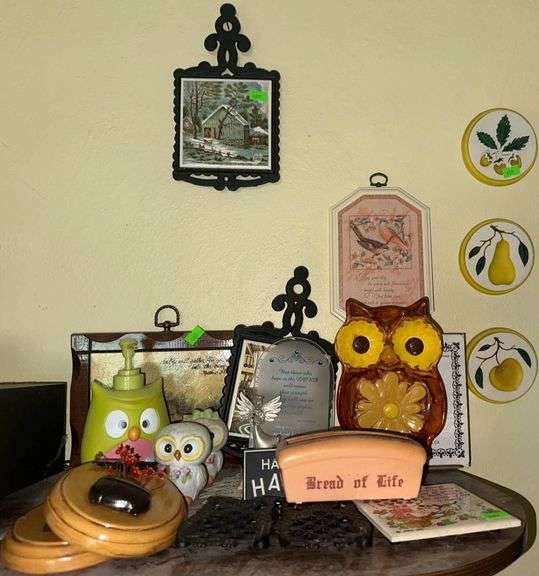 Decorative Wall Plaques, Figurines, and Accessories - Metzger Property ...