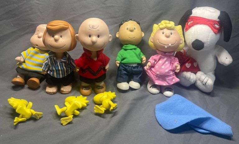 Hallmark Peanuts Gallery Figurines and Plush Snoopy with Accessories ...