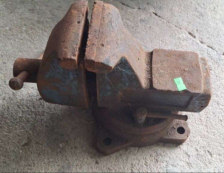 Unmarked Cast Iron Bench Vise with Swivel Base 4″ - Metzger Property ...