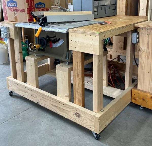 Rolling Workbench with Table Saw and Integrated Power Sockets - Metzger ...