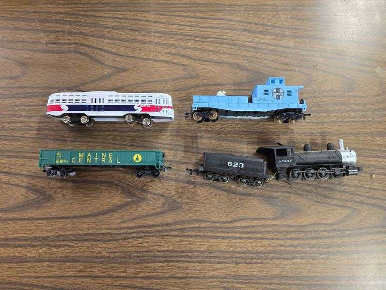 4 HO Scale Model Train Cars and Locomotives - Metzger Property Services ...