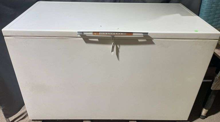 General Electric Model White Lockable 18CH152DJA Chest Freezer ...