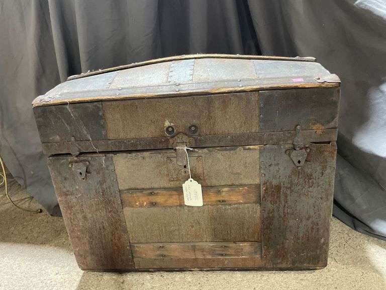 Small Humpback Trunk with Interior Compartments, 26x15x21″ - Metzger ...