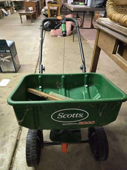 Scotts SpeedyGreen 3000 Turf Builder Classic Drop Spreader with ...