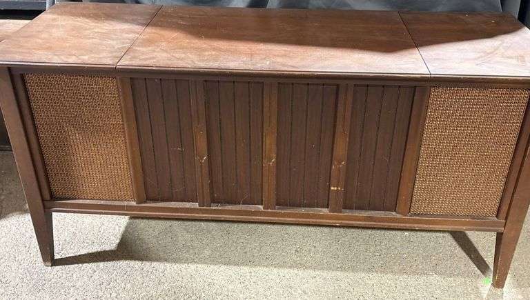 Zenith Record Player Console with Integrated Stereo System - Metzger ...