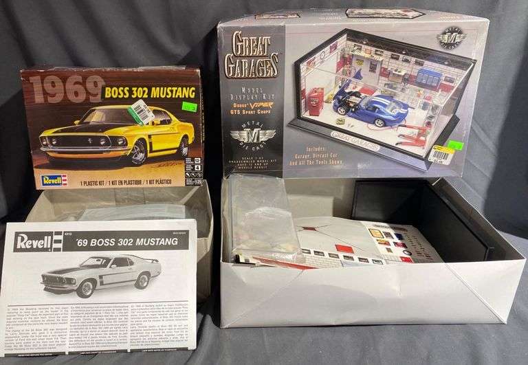 Revell 1969 Mustang Boss 302 Model Kit and Great Garages Viper Display ...