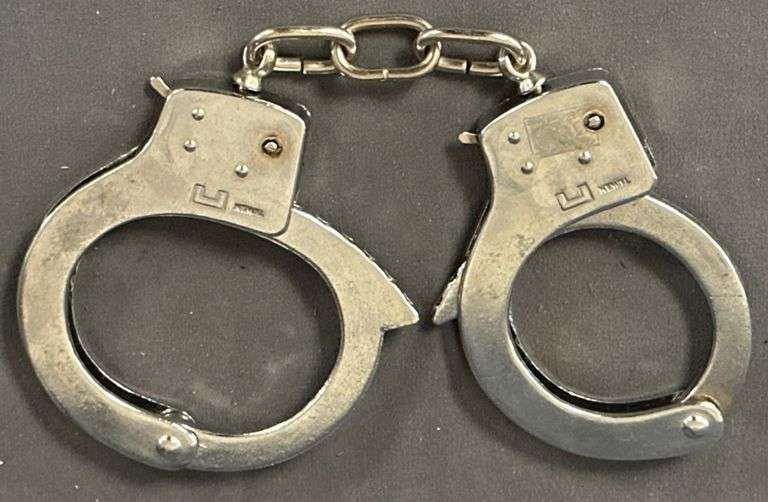 Metal Handcuffs with Chain Link Connector, Key Not Included - Metzger ...